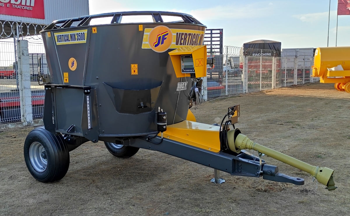 Vagao Misturador Jf Vertical Mix 3500 C/Bica Lateral