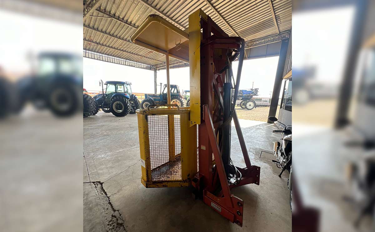 Plataforma Elevatória Para acoplar em Trator com 02 Lugares